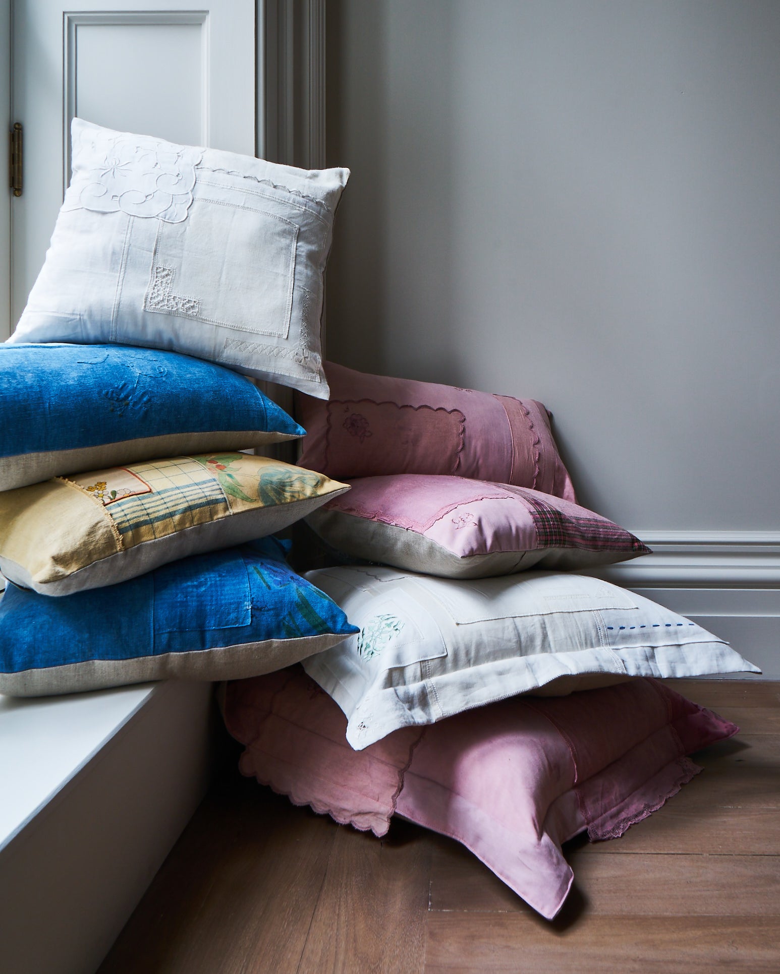 Pillow Stack Window Image – Rentrayage